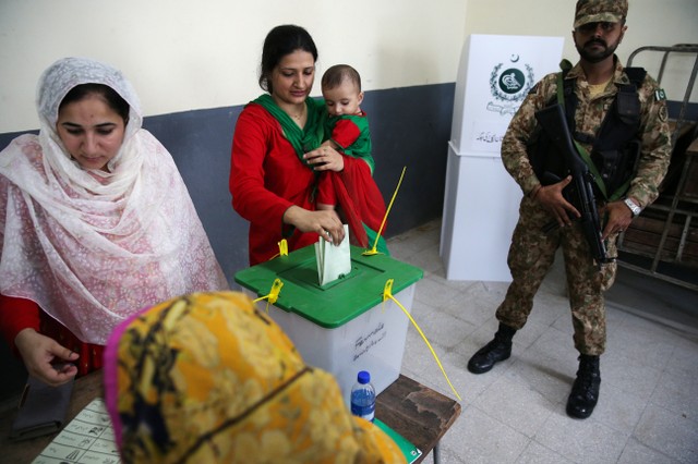 Pakistanis vote in tight race between Imran Khan, jailed ex-PM's party ...