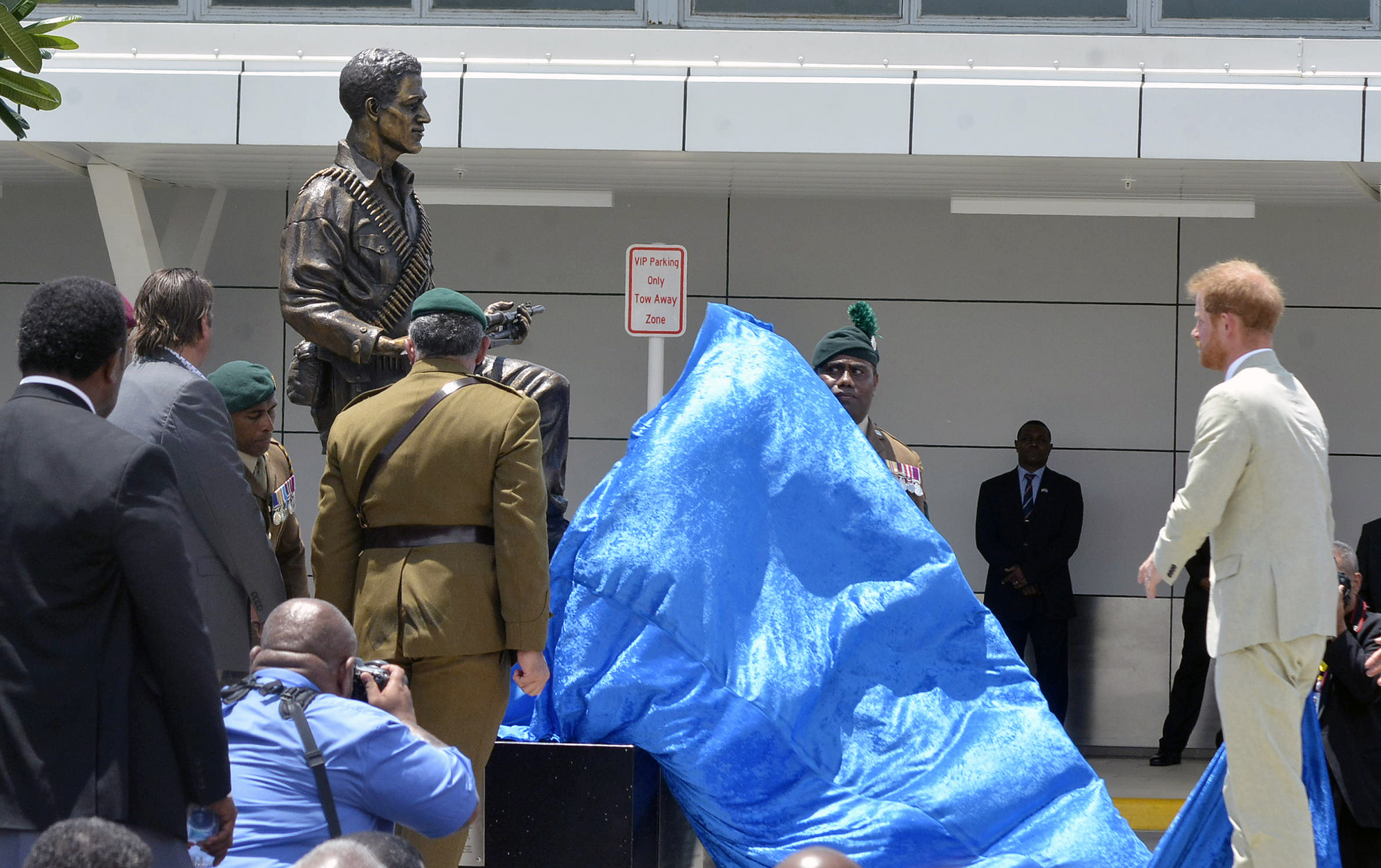 Harry and Meghan Fiji visit: Prince Harry unveils statue of SAS ...