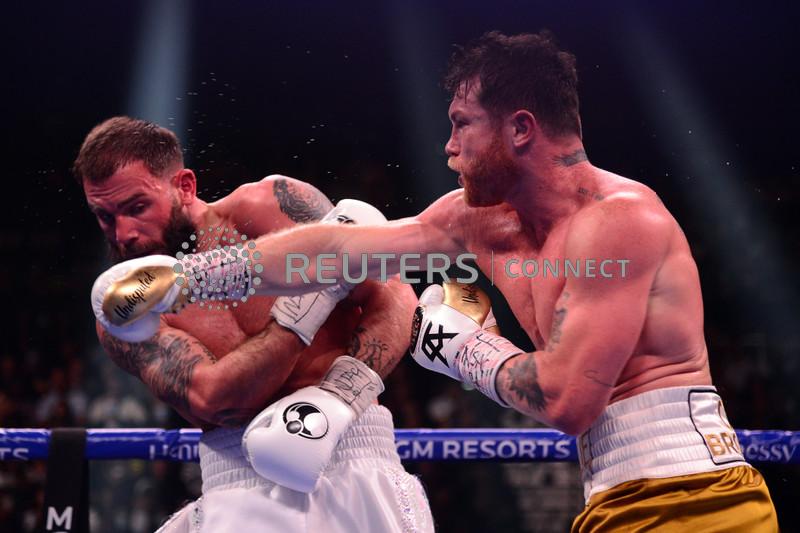 Boxing-Alvarez knocks out Plant in 11th round, becomes undisputed ...