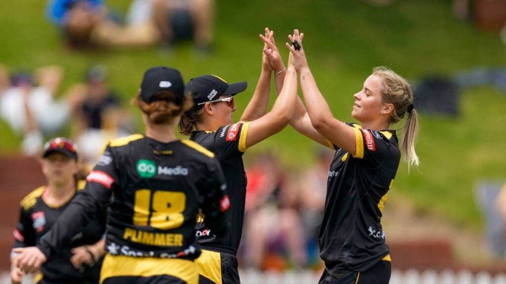 Jess Kerr rips through Auckland Hearts as Wellington Blaze go top of ...