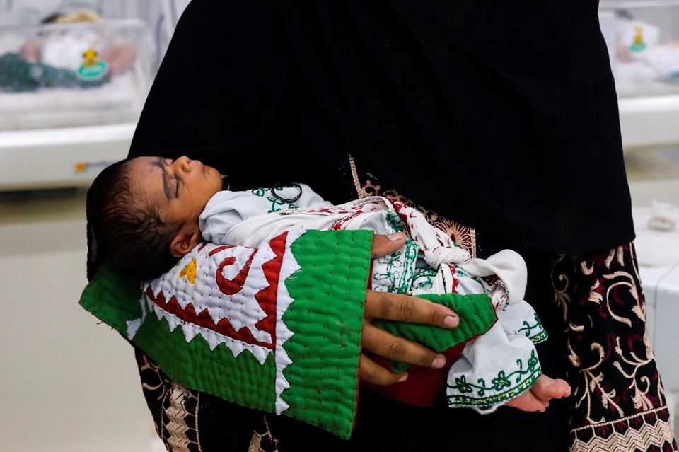 Women stranded in Pakistan floods take risky trips to give birth - The ...