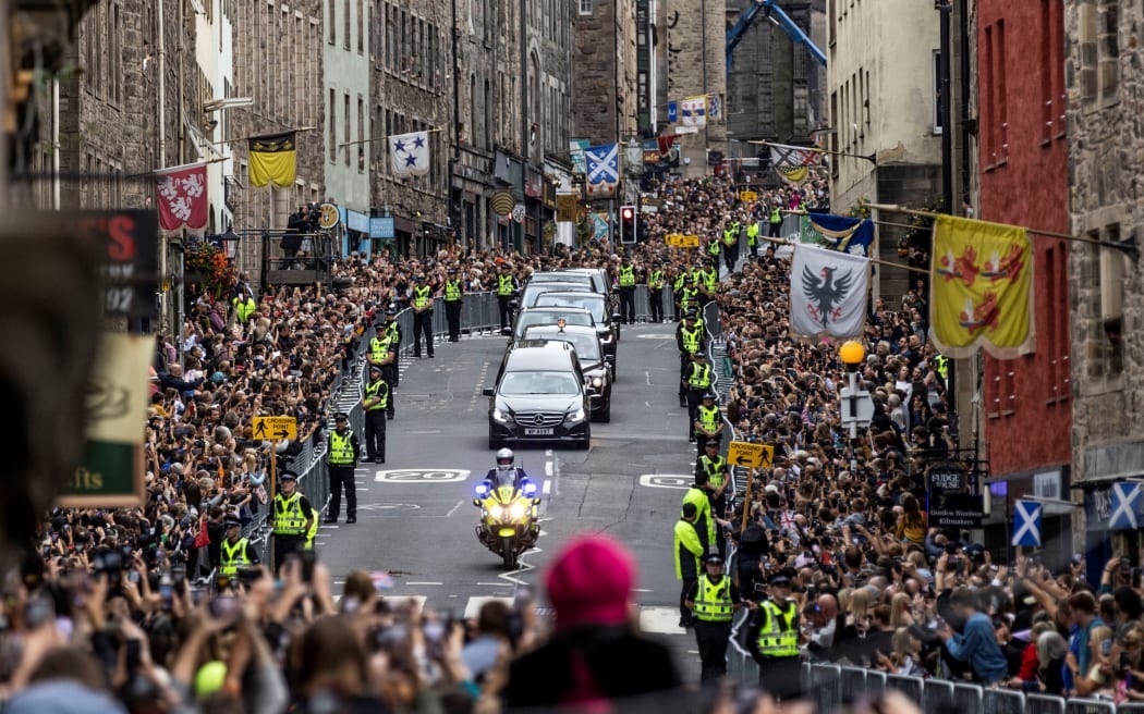 Queen Elizabeth II's cortege arrives to huge crowds in Edinburgh - The ...