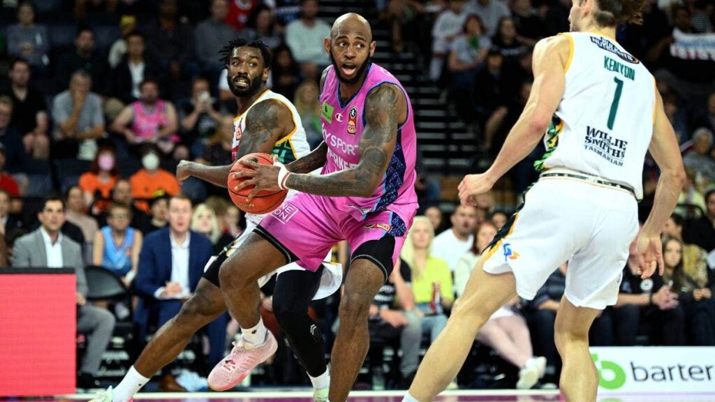 On-fire NZ Breakers thump Tasmania JackJumpers to go to 6-2 for NBL ...