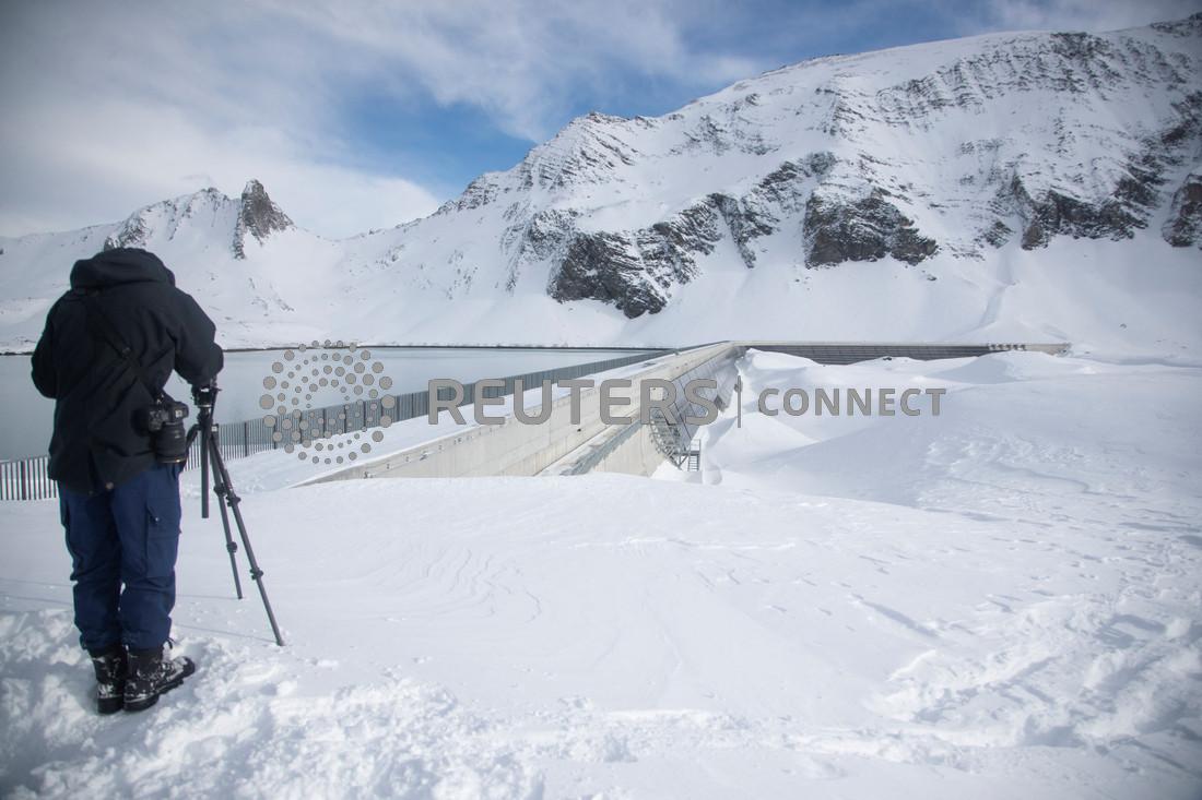 Switzerland's solar dam: Sun and snow the perfect mix for green energy ...