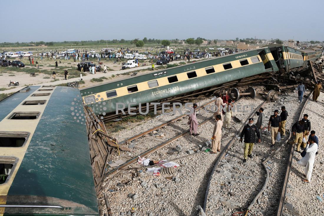 Pakistan passenger train derails, killing at least 30 people, GEO ...
