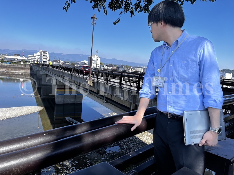Disaster alert system | Bridge lights up to warn residents of flood ...