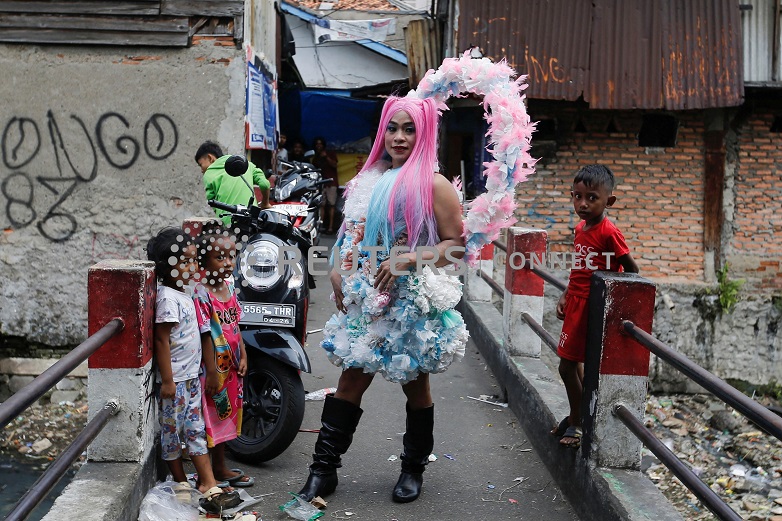 Indonesian transgender models shine spotlight on pollution with plastic ...