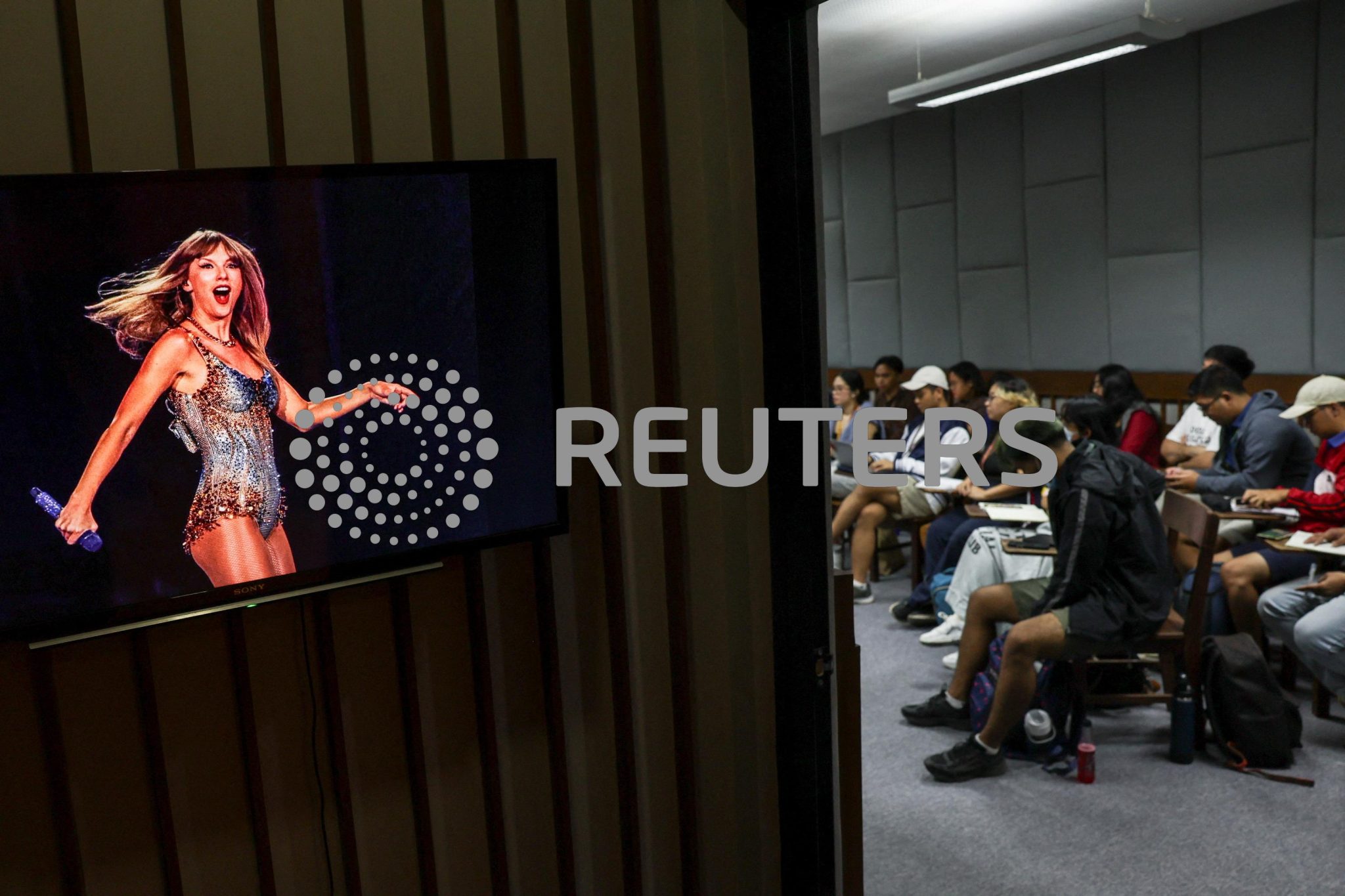 Taylor Swift mania hits Philippine classrooms - The Fiji Times