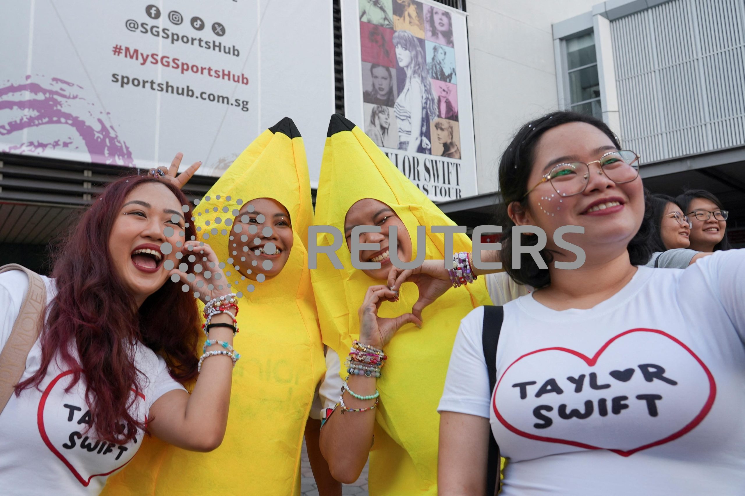 Swifties make pricey pilgrimage to star's only Southeast Asian stop ...
