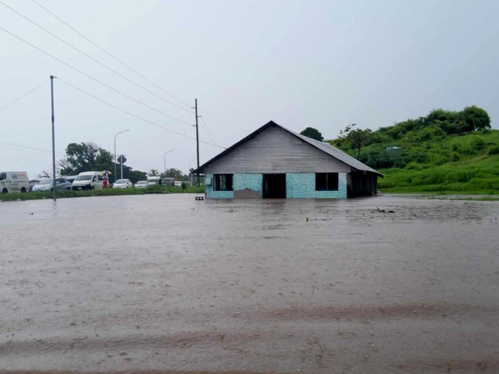 Residents caught in flood - The Fiji Times