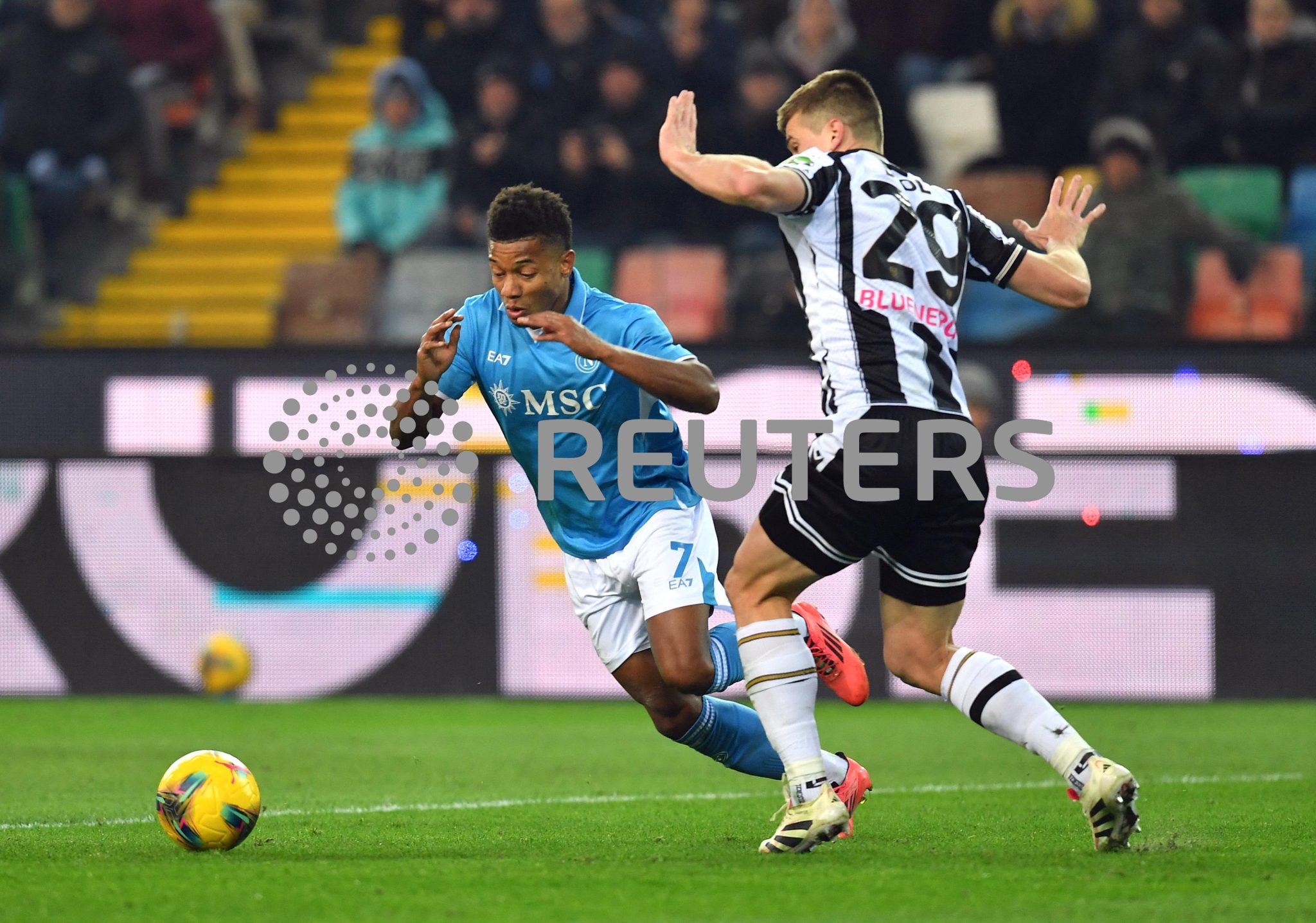 Soccer-Title-chasing Napoli strike late to claim 3-1 comeback win at ...