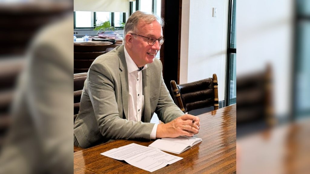 Envoy inspires youth